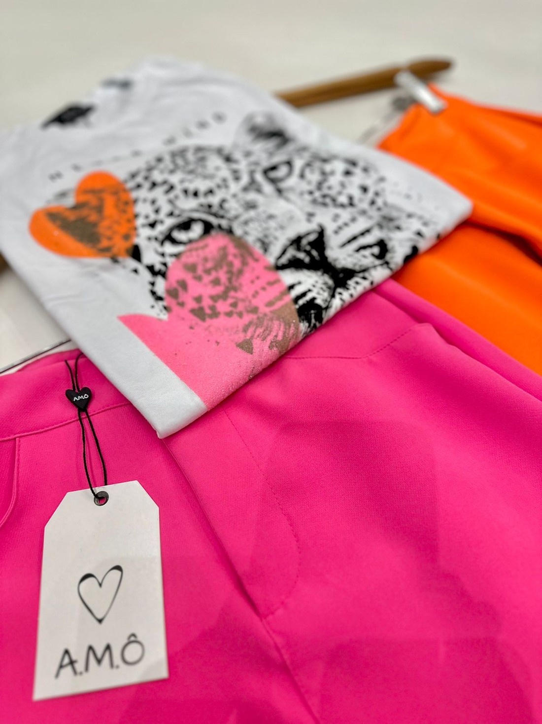 T-Shirt Onça Coração Branca A.M.Ô Brand - As melhores peças com ...