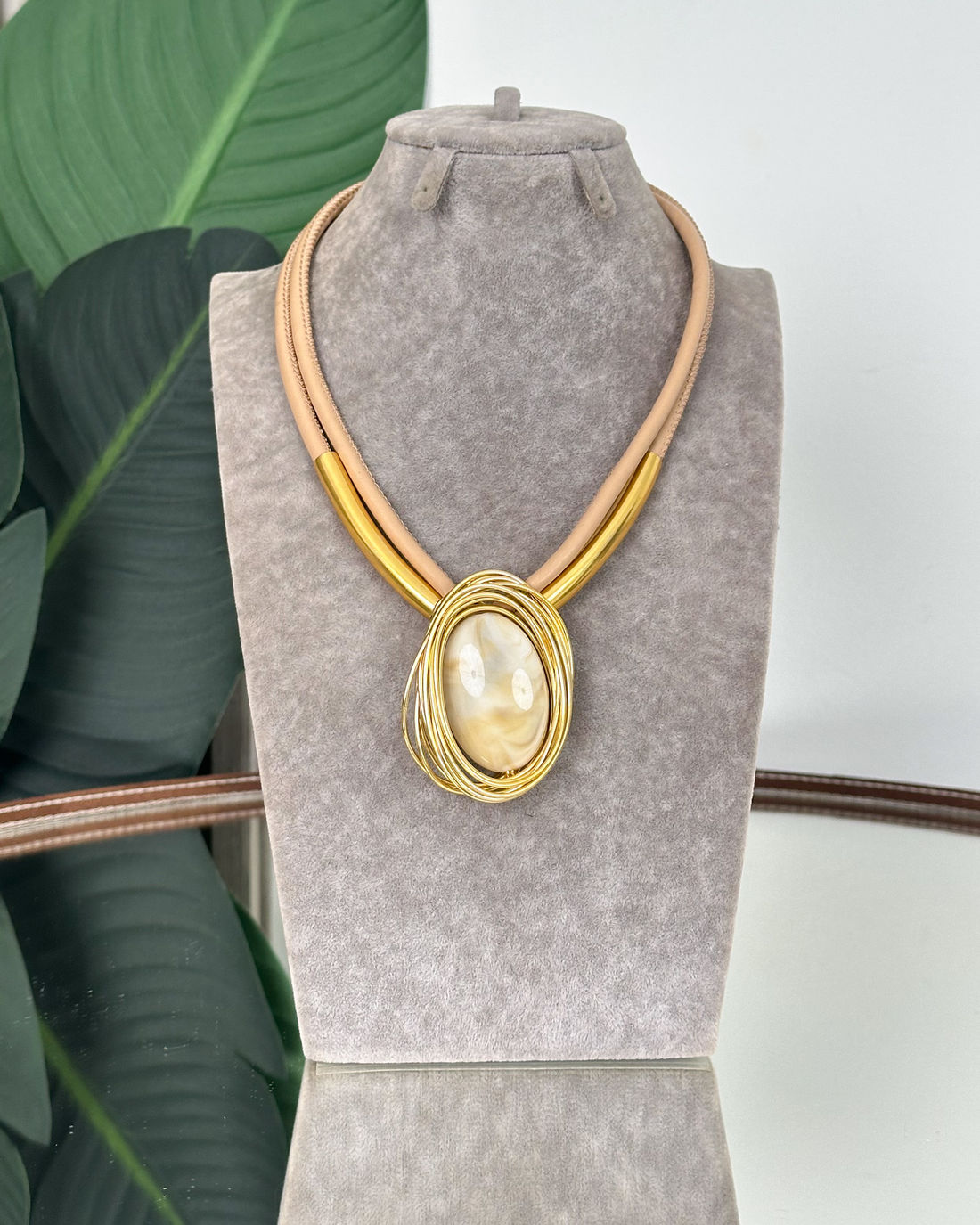 COLAR DOURADO C/ PEDRA BIA - BEGE Loja Strass - Loja Virtual