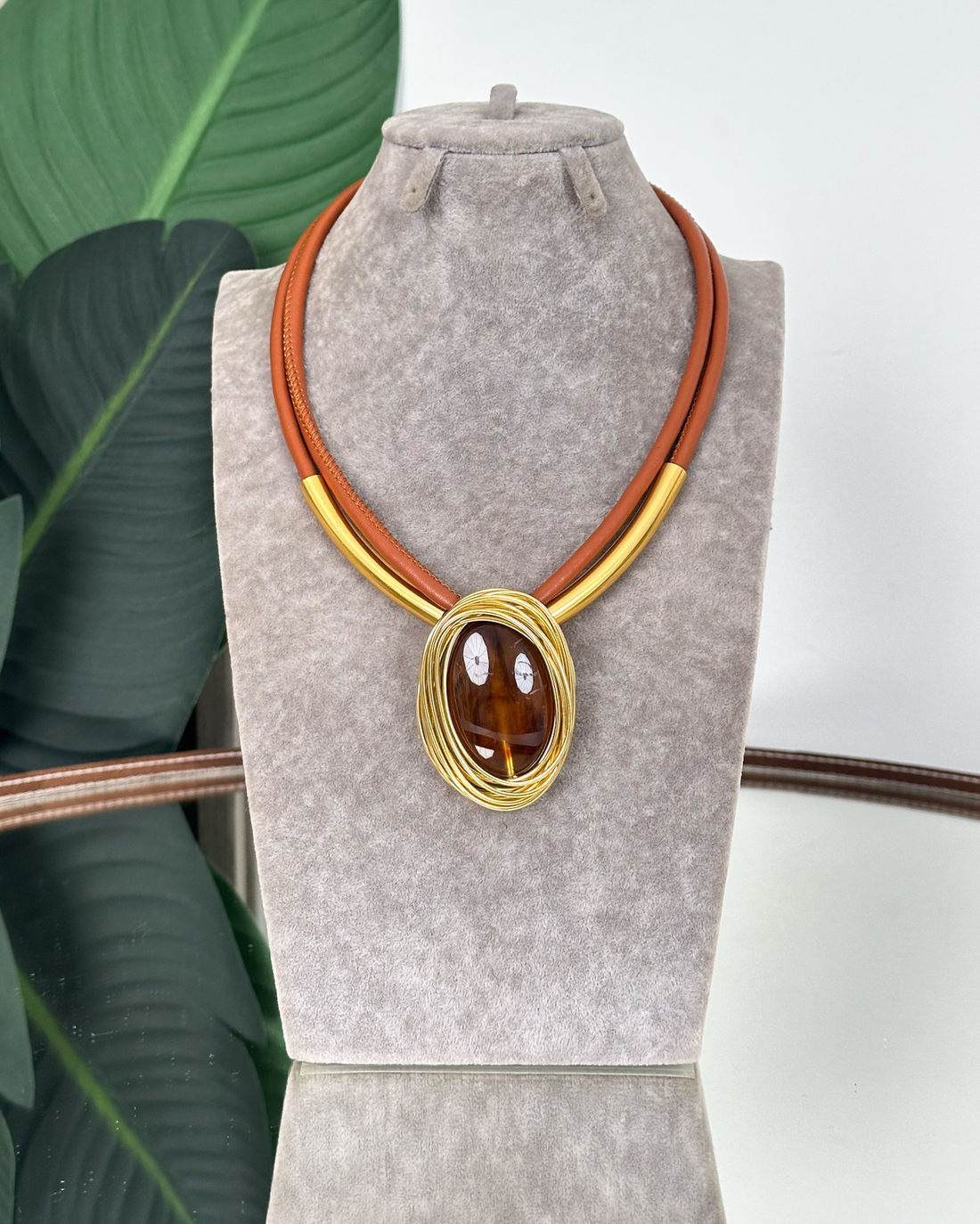 COLAR DOURADO C/ PEDRA BIA - CARAMELO Loja Strass - Loja Virtual