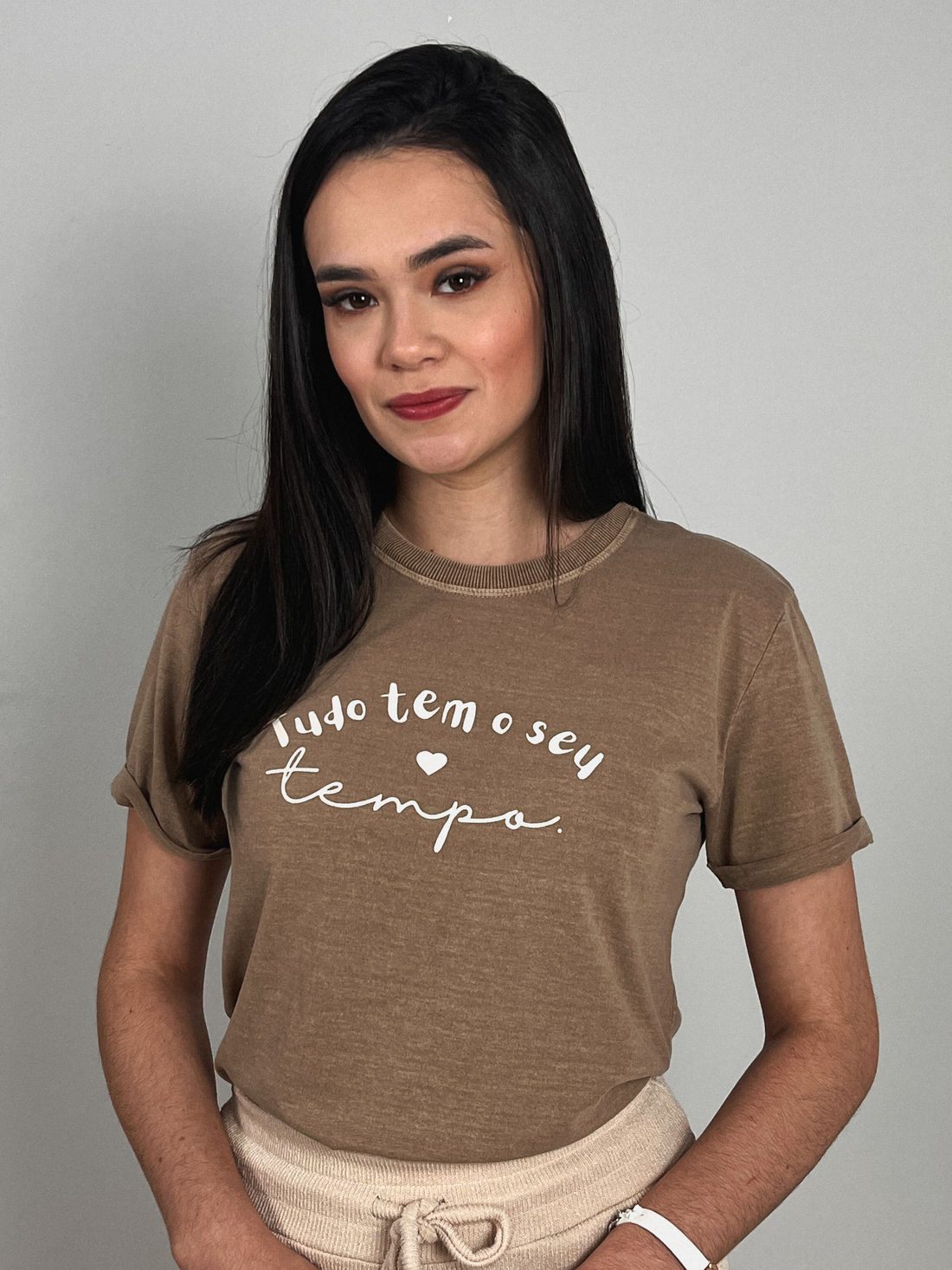 Tshirt Premium - Tudo tem seu tempo - Marrom Estonado Meia Cereja - Loja Virtual