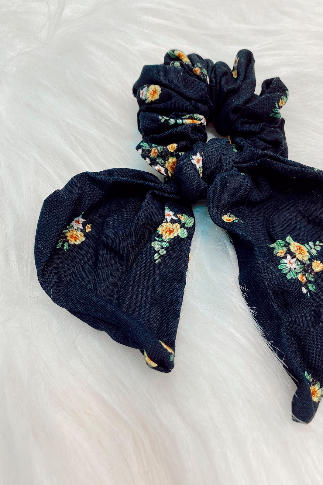 SCRUNCHIE PRETO FLORAL Marina&Gabriella - Roupas Femininas - Loja Online Oficial