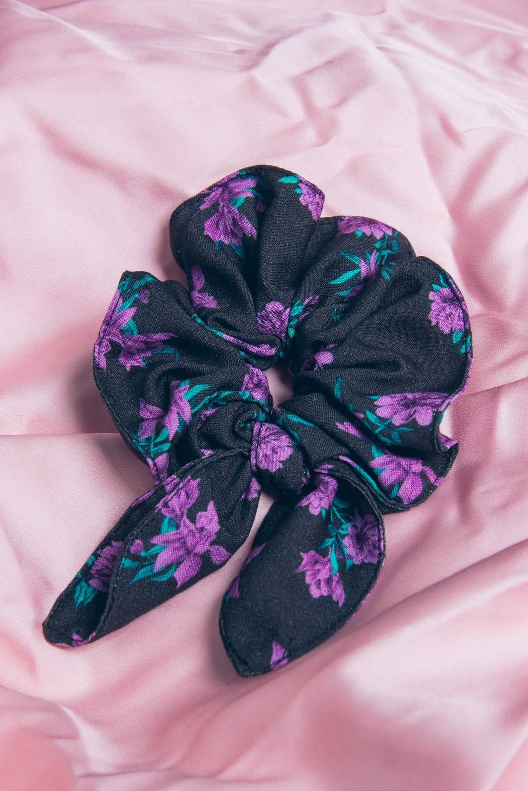 SCRUNCHIE FLORAL ROXO Marina&Gabriella - Roupas Femininas - Loja Online Oficial